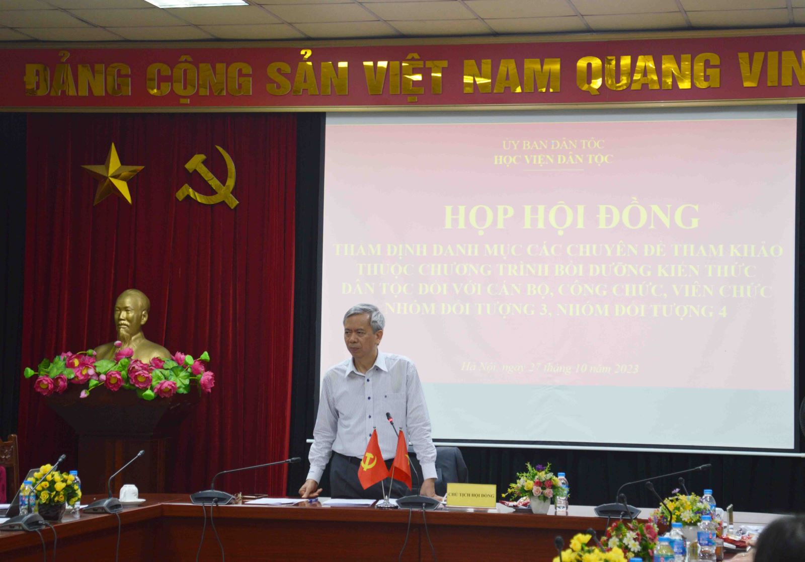 Họp Hội đồng thẩm định danh mục 17 chuyên đề tham khảo của Nội dung số ...